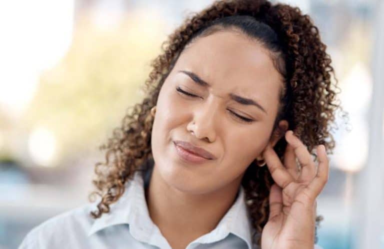 Oreille gauche ou droite qui siffle : quelle signification spirituelle ...
